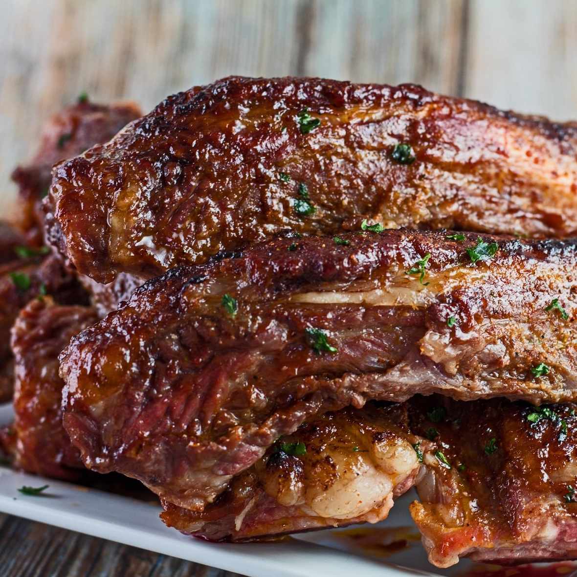 ️】Costillas de Res en Salsa Roja - Kazoku Restaurante